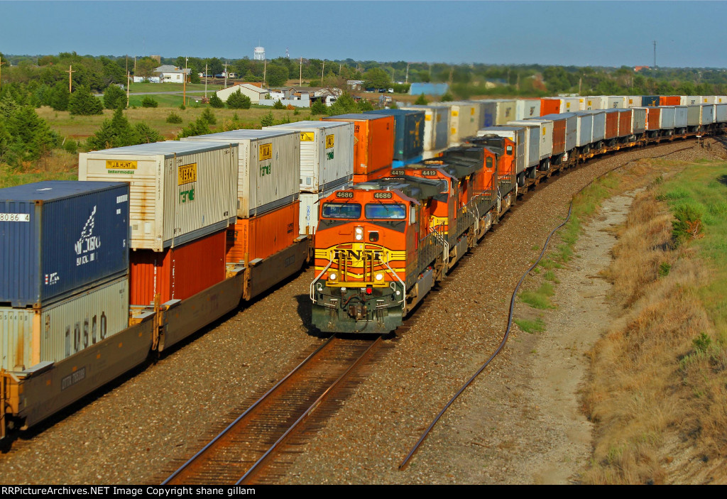 BNSF 4686 leads a WB z train past a EB stack train.